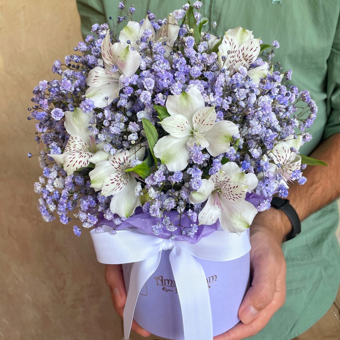 Купить Amsterdam Flowers Шляпная коробка с альстромериями и гипсофилой ...