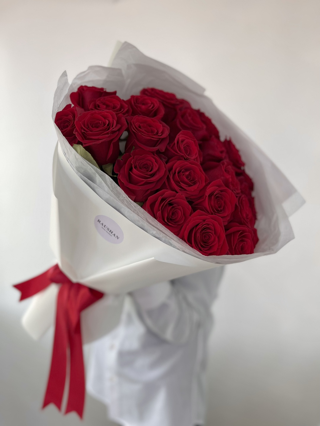 Купить Raushan Flowers моно-букет в оформлении роза 25 шт 50 см в ...