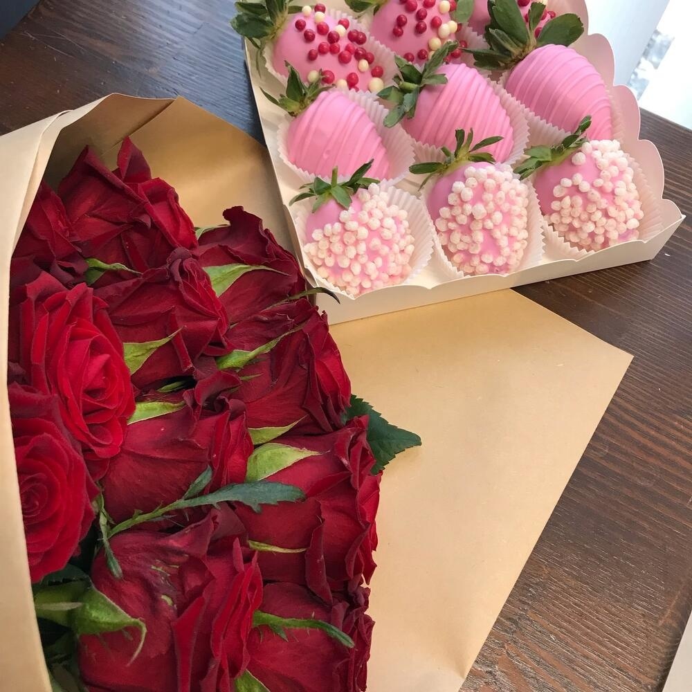Купить FloraLux 172846 Комбо Розы+ клубника в шоколаде роза 11 шт 50 см ...