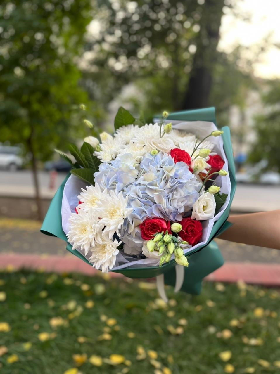 Купить Империя цветов B4 Букет с гортензией 15 шт 60 см в Алматы Магазин на Kaspi Kz