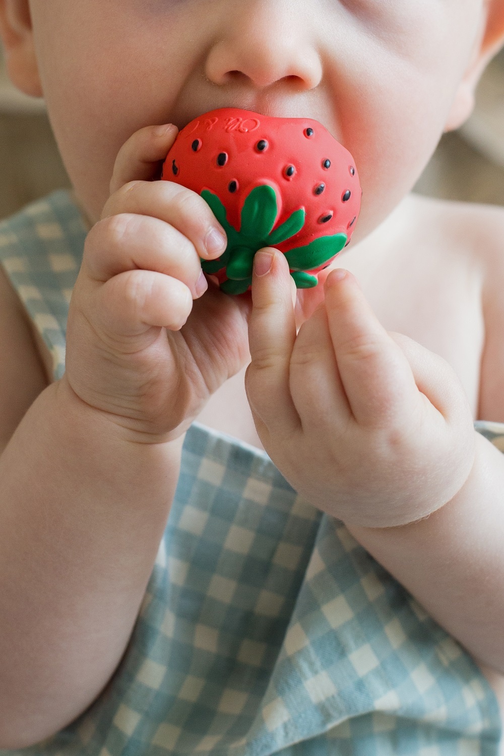Купить Oli&Carol MINI Прорезыватель грызунок SWEETIE THE STRAWBERRY в ...