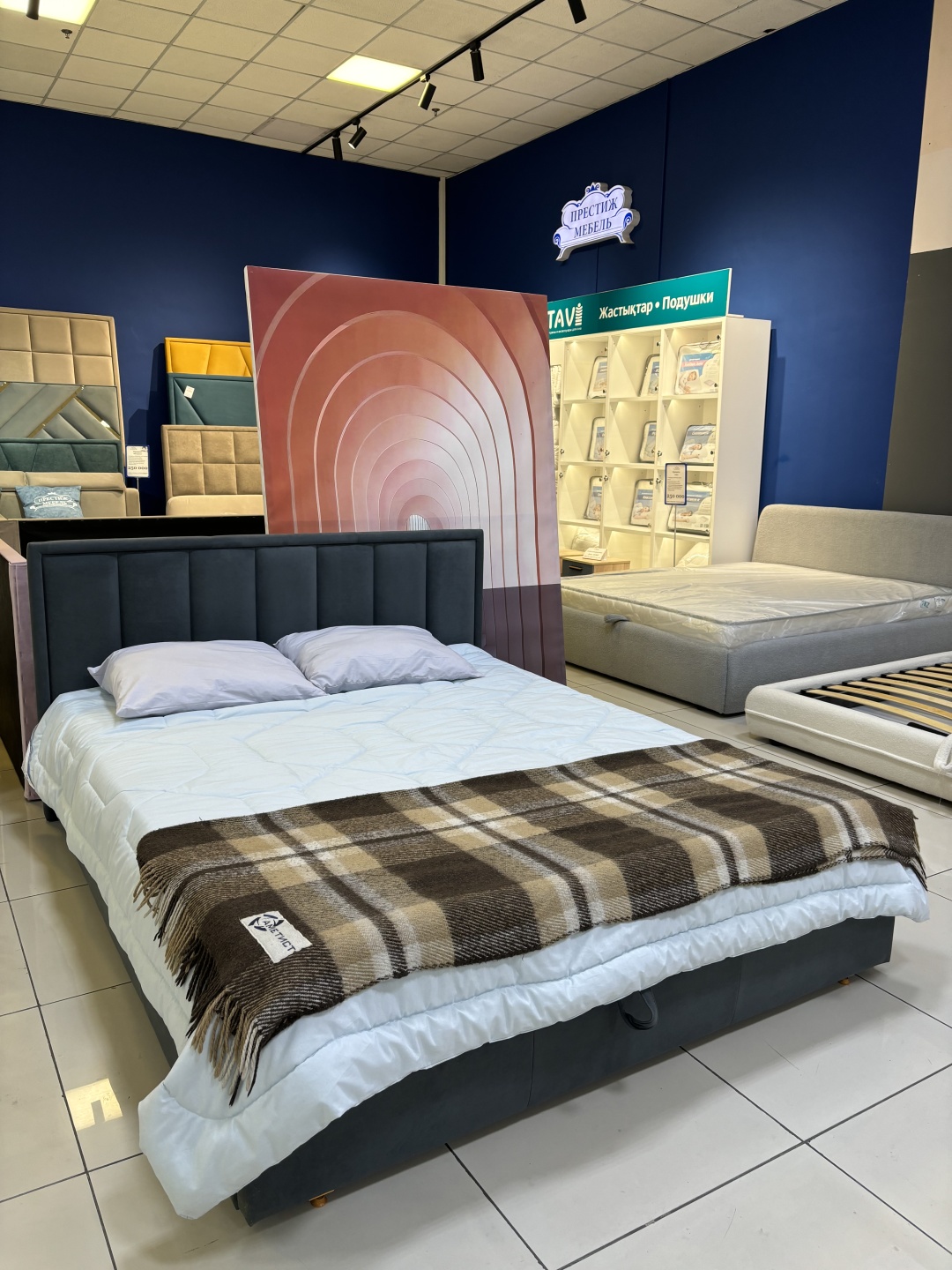 Купить Кровать Marco mebel brand Beleza двуспальная, 160x200 см (с матрасом, подъёмный механизм ...